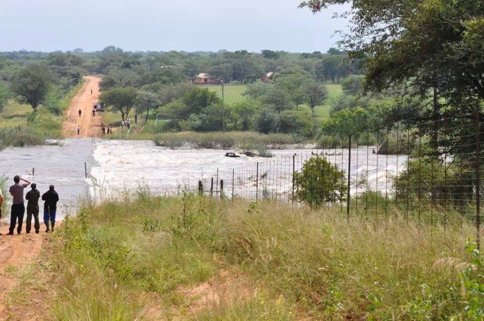 Locals Helpmekaar in Flooded Lephalale - SA People