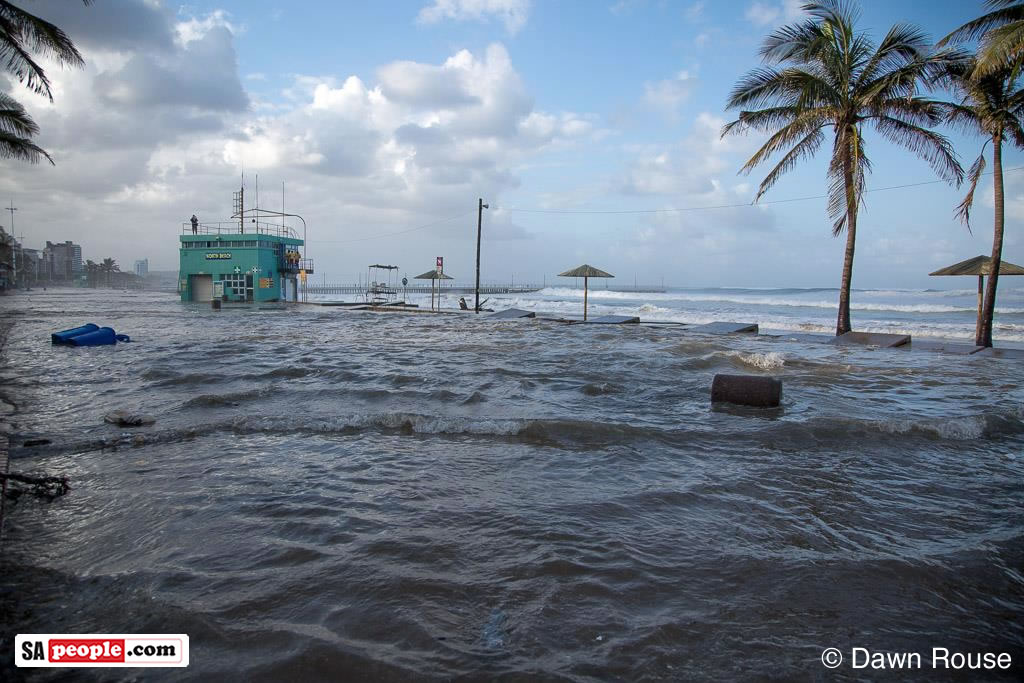 PHOTOS and VIDEO of Major Swell, Surfers on Big Waves in Durban, South ...