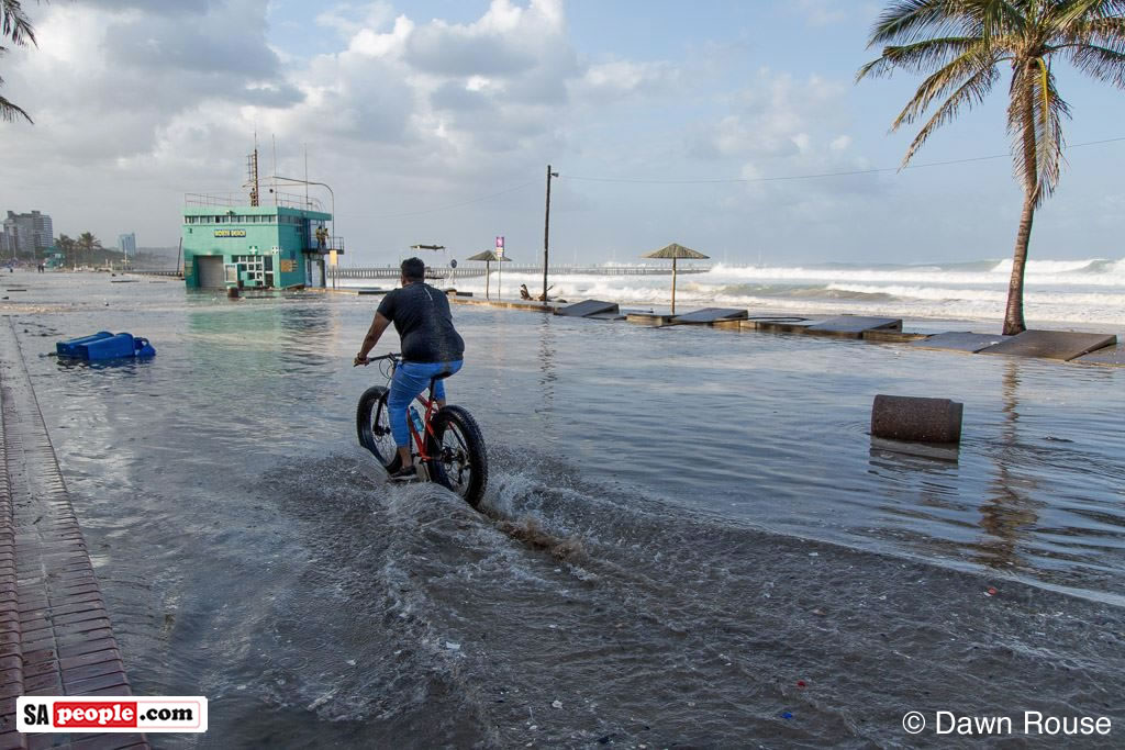 PHOTOS and VIDEO of Major Swell, Surfers on Big Waves in Durban, South ...