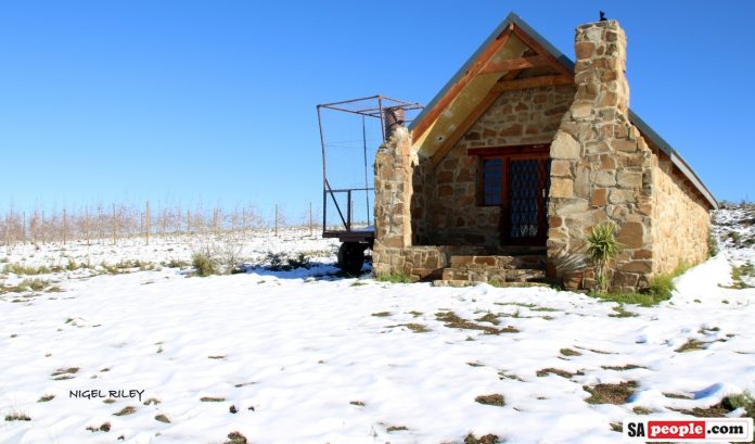 Magical Photos of Snowcapped Matroosberg Mountains in Ceres, South ...