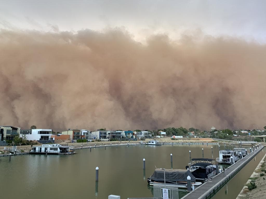 Massive Dust Storm Turns Australian Town of Mildura from Day to Night ...