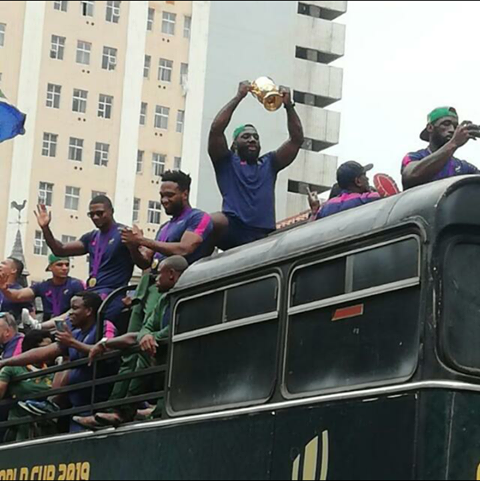 WATCH Amazing Scenes as Fans Sing SHOSHOLOZA at Springboks Trophy Tour ...