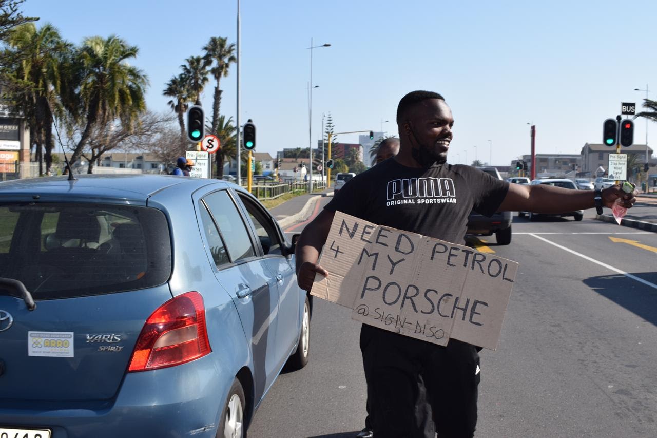 Funny Placards Inspire Good Samaritan to Buy Jobless Dad a House - SA ...