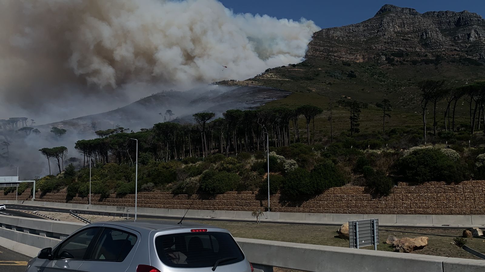 Huge Table Mountain Fire Edging Towards UCT - SA People